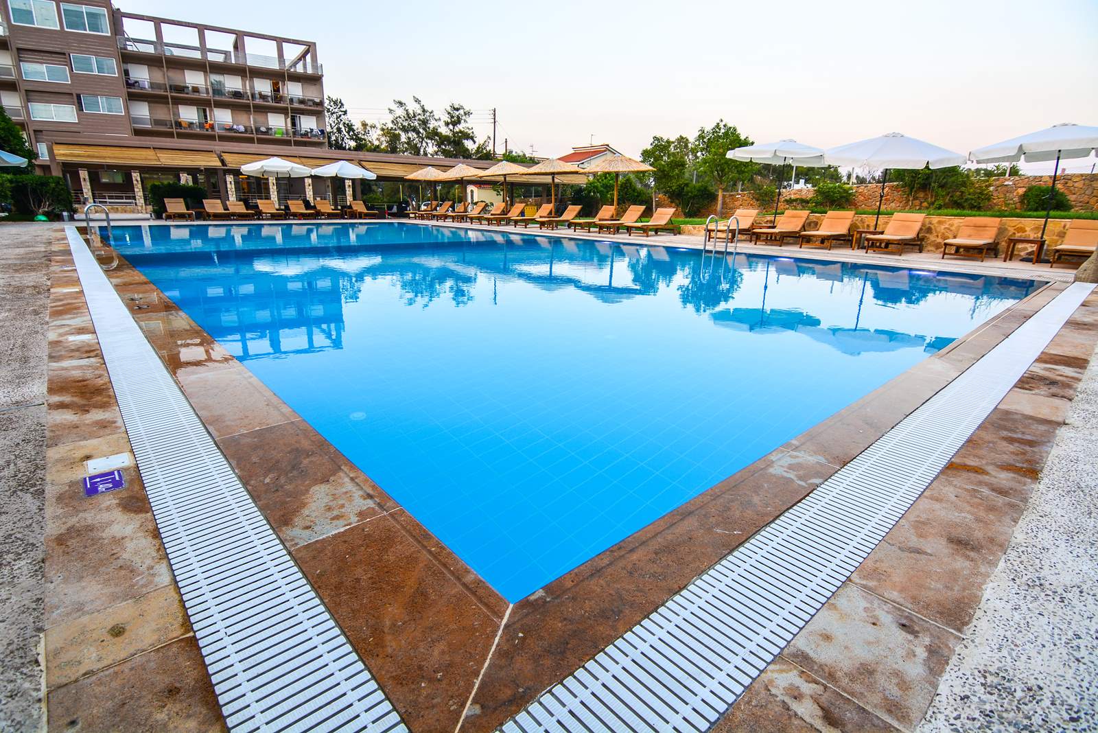 Black & White Boho Resort - Ξυλόκαστρο από 115€/νύχτα - Ημιδιατροφή