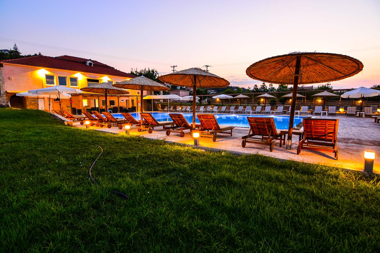 Black & White Boho Resort - Ξυλόκαστρο από 115€/νύχτα - Ημιδιατροφή