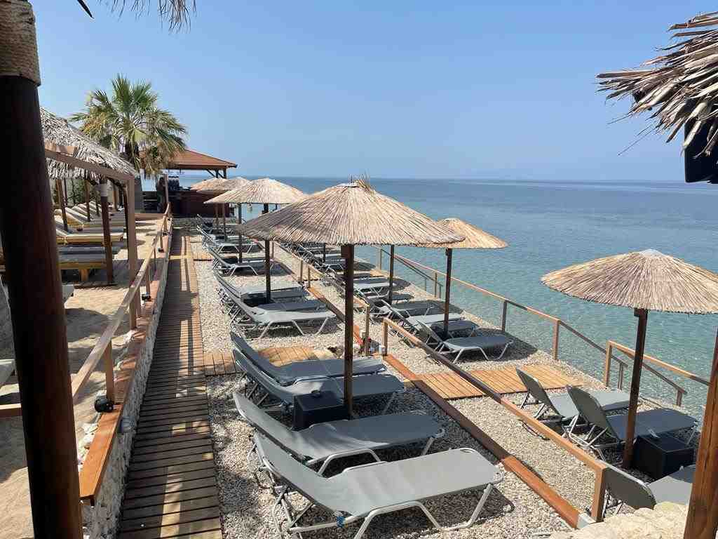 Black & White Boho Resort - Ξυλόκαστρο από 115€/νύχτα - Ημιδιατροφή