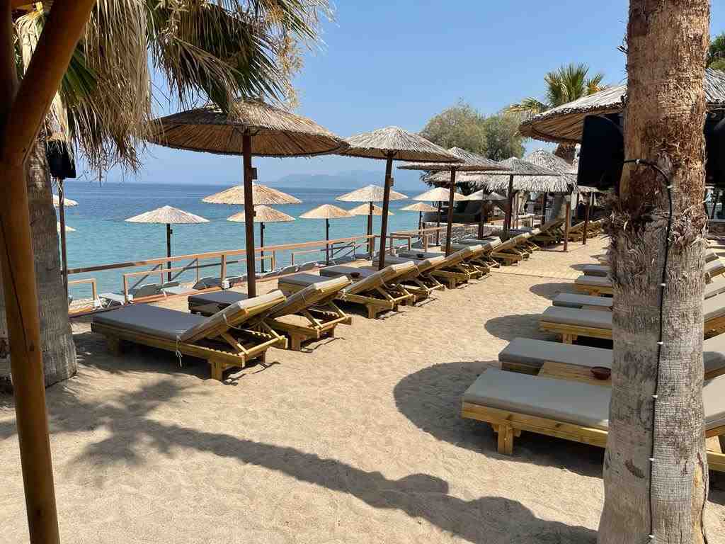 Black & White Boho Resort - Ξυλόκαστρο από 115€/νύχτα - Ημιδιατροφή